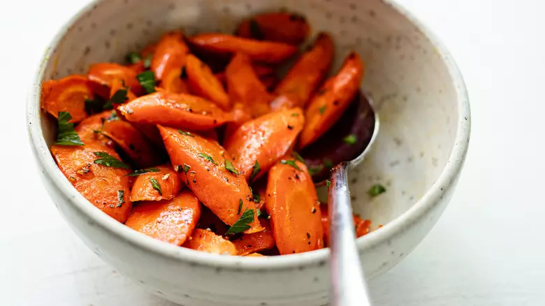 कटोरी में शहद से सजी गाजर