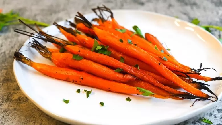प्लेट में भुनी हुई गाजर