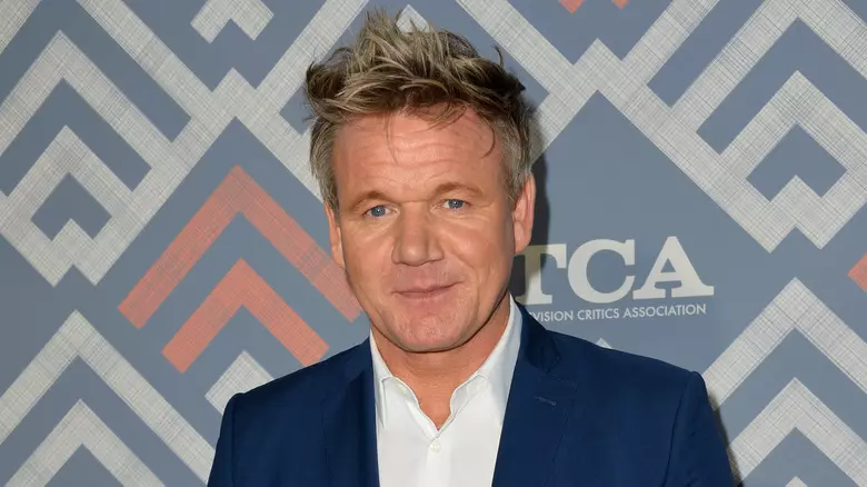 Gordon Ramsay iført blå blazer