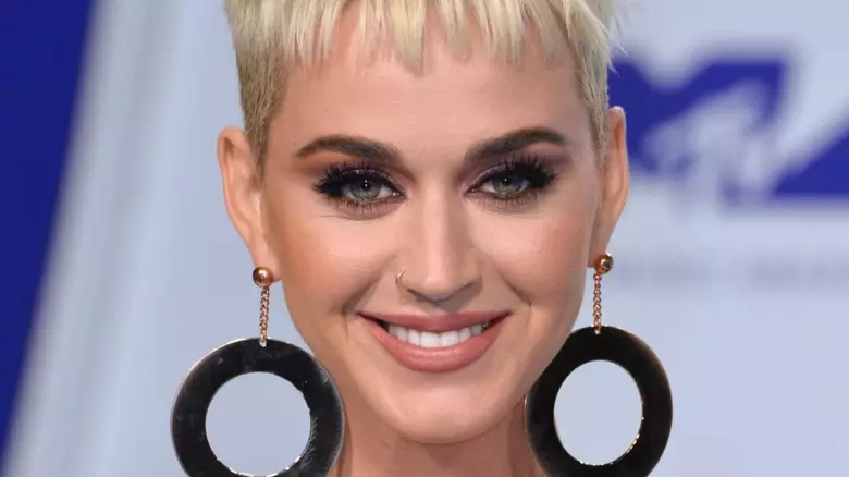 Katy Perry gyda chlustdlysau crog