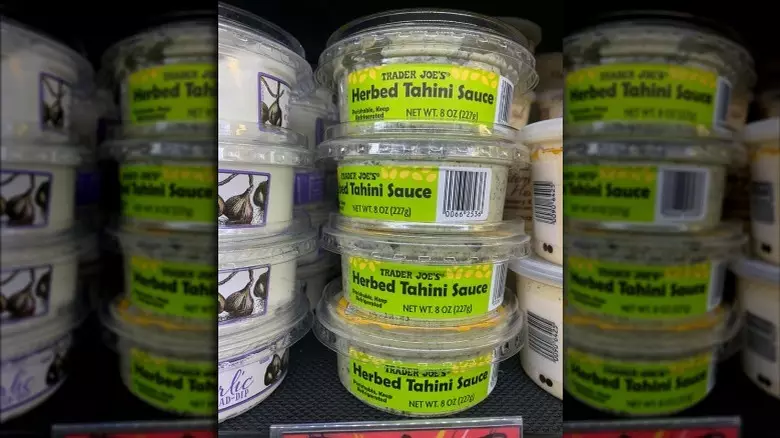 Kilka pojemników ziołowego sosu tahini od Trader Joe's