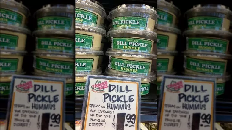 ບັນຈຸຫຼາຍຂອງ dill pickle hummus ຈາກ Trader Joe's