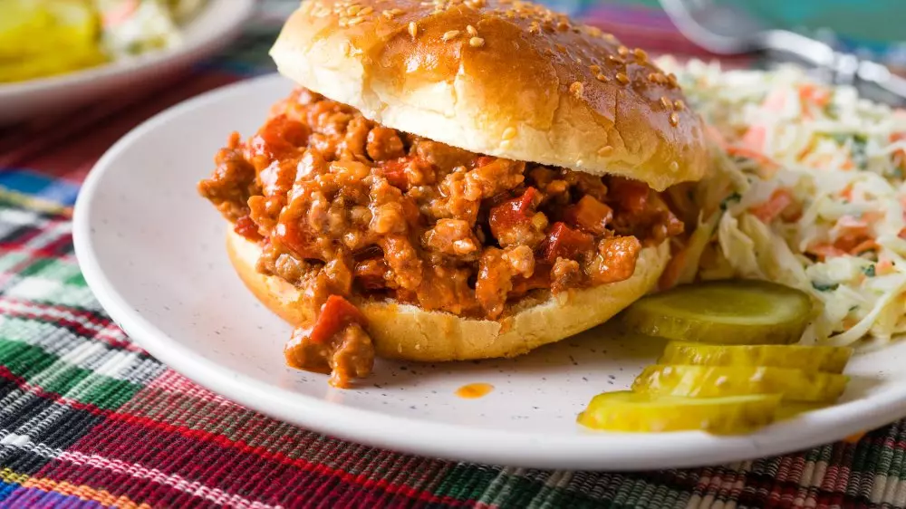 Sloppy Joe di piring dengan acar