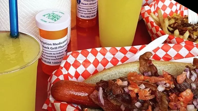 hot dog dengan bacon dan cili