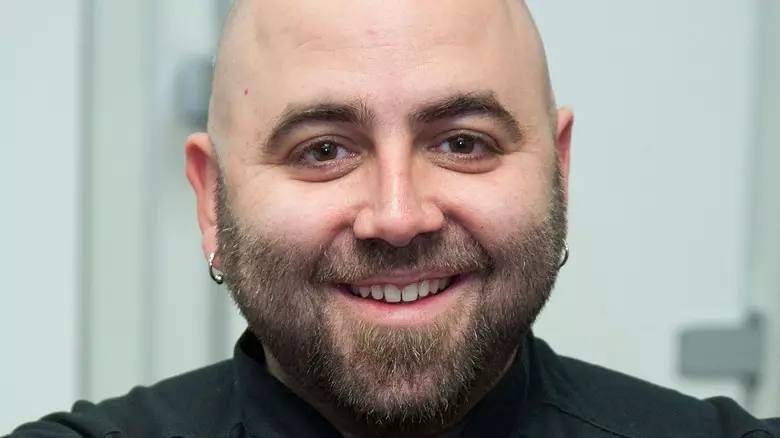 Nagpahiyom si Duff Goldman nga adunay mga ariyos ug usa ka bungot