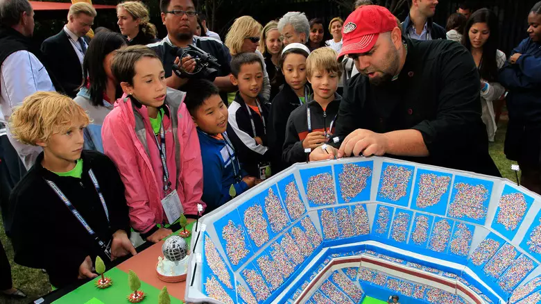 Duff Goldman mengerjakan kue stadion