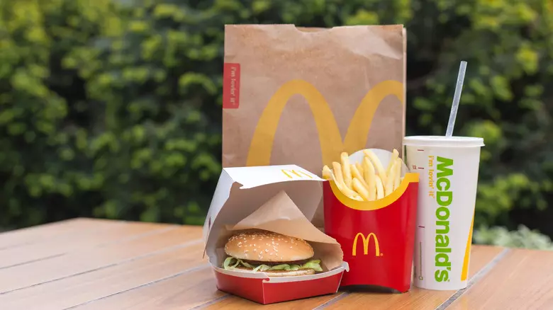 Unha hamburguesa, patacas fritas e unha bebida de McDonald's