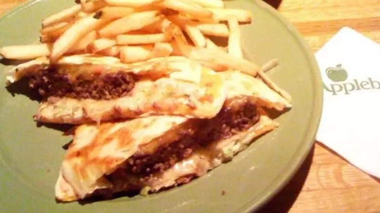 Applebee's quesadilla burger og pommes frites