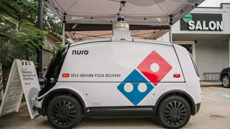 Truk pizza self-driving Domino diparkir di tempat parkir