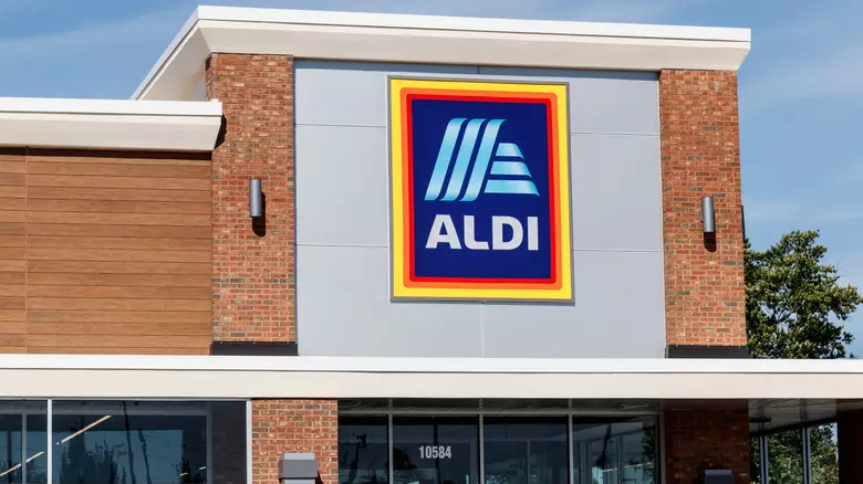 Aldi-bord op winkel se buitekant