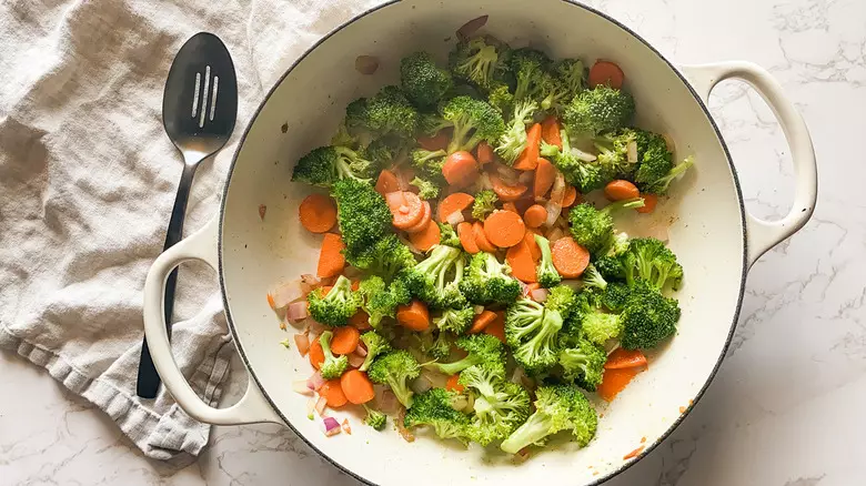 broccoli, karọt na frying pan