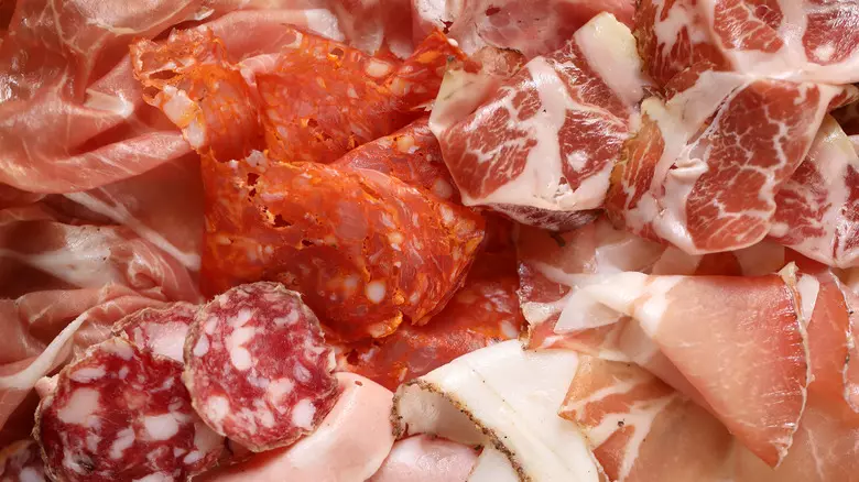 Närbild av olika italienska salumi.