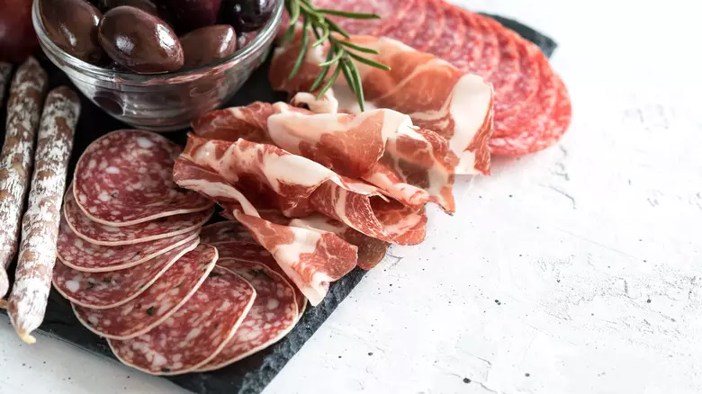 Salami, prosciutto, ug olibo sa tabla