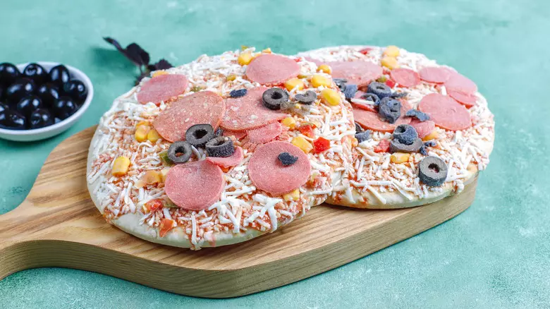 ボード上の冷凍ピザ