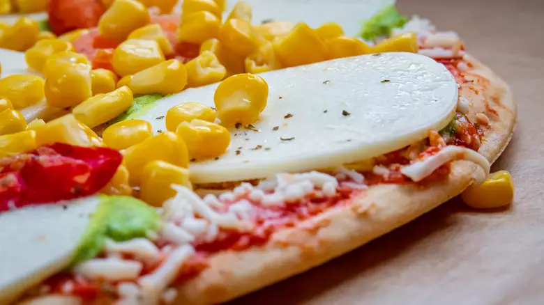 冷凍ピザのモッツァレラチーズとトウモロコシのクローズアップ
