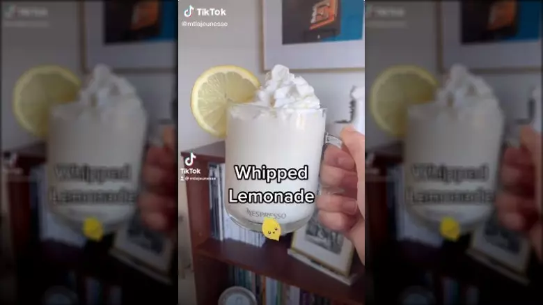 Lemonade disebat dalam gelas dengan hirisan lemon