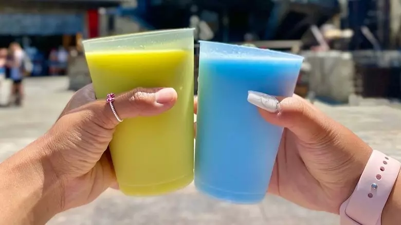 Cupáin bainne glas agus gorm ag Galaxy's Edge