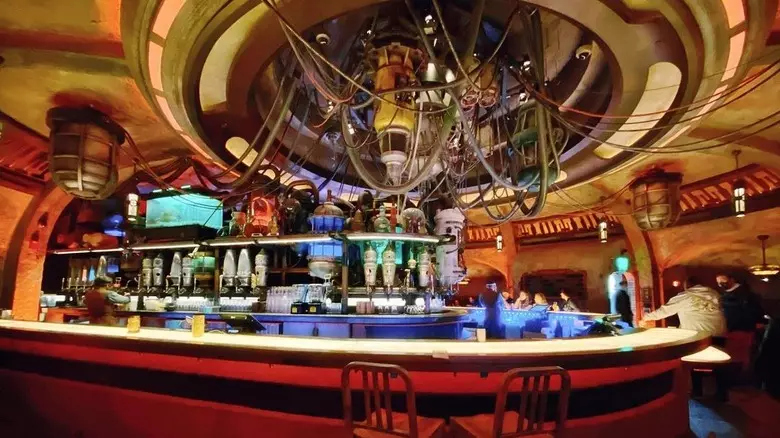 Laistigh den bheár ag Oga's Cantina i Disney World