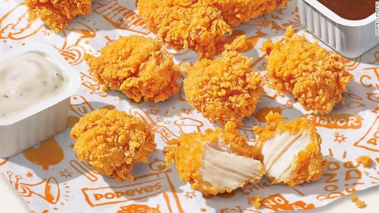 Popeyes கோழி கட்டிகள் மற்றும் டிப்