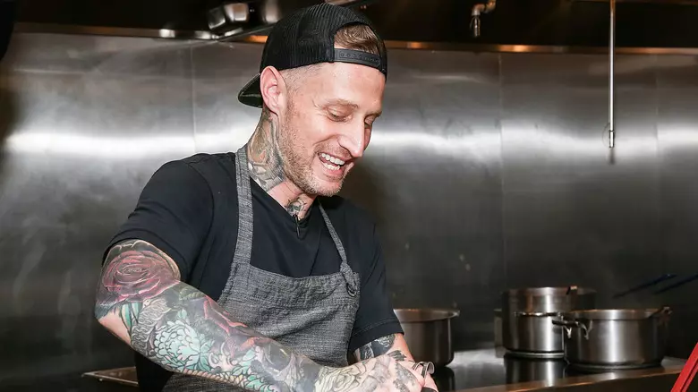 Michael Voltaggio jobber på et kjøkken