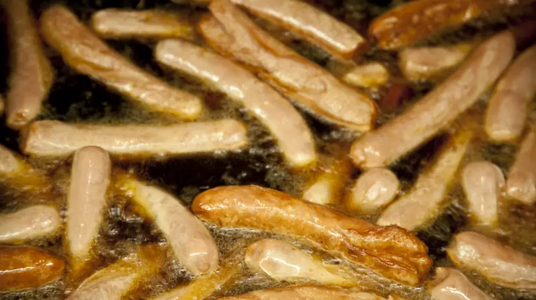 Rutt's Hut hotdogs koken in een frituurpan