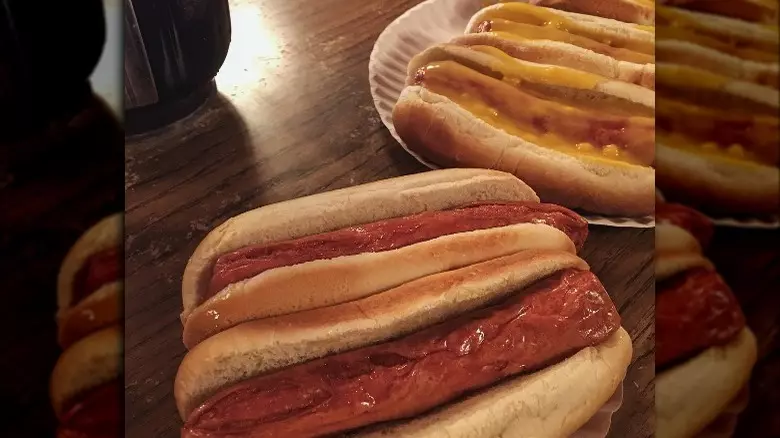 Rutt's Hut gefrituurde hotdogs, met kaas en zonder