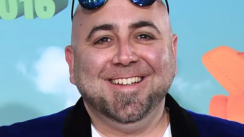 Duff Goldman eguzkitako betaurrekoekin irribarrez