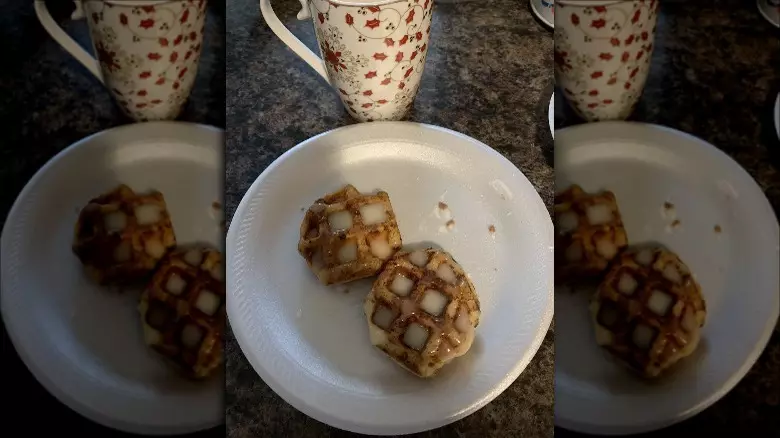 मग संग दालचीनी रोल waffles