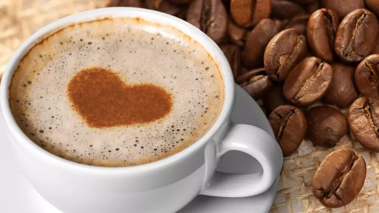 Šalica kave s pjenom u obliku srca