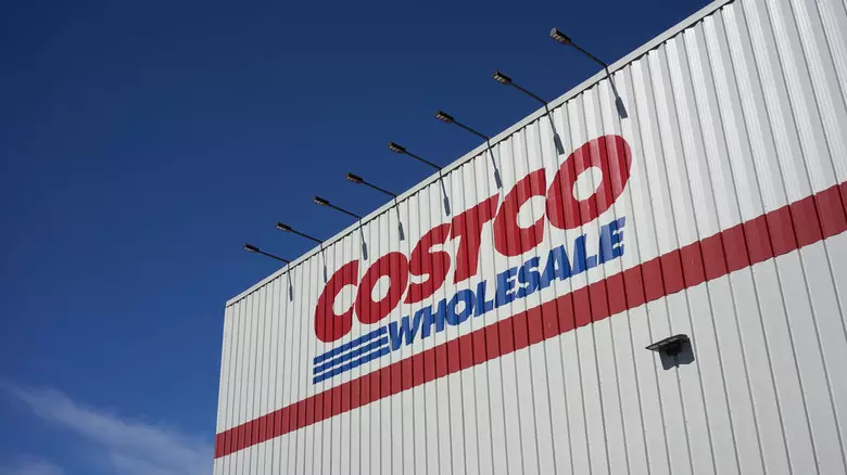 Costco-ს ნიშანი მაღაზიის გარეთ