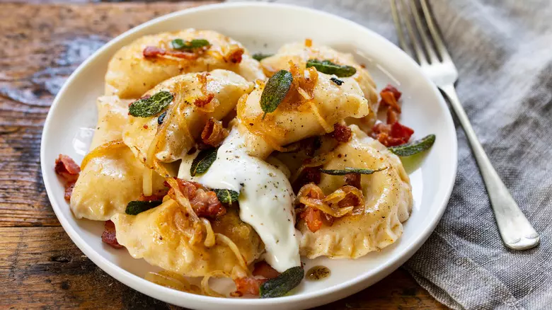 pierogies con crema agria y tocino