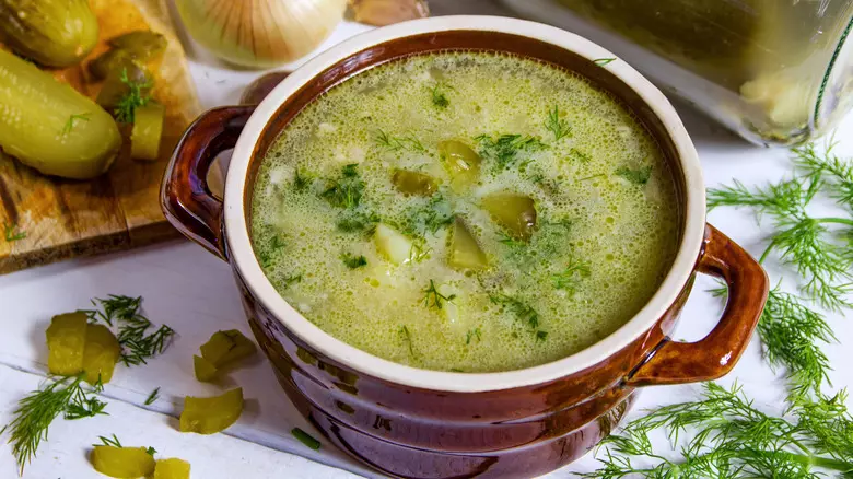 sopa de pepino en un bol