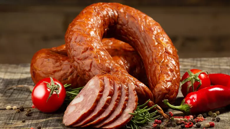 Kielbasa mat Tomaten a Peffer