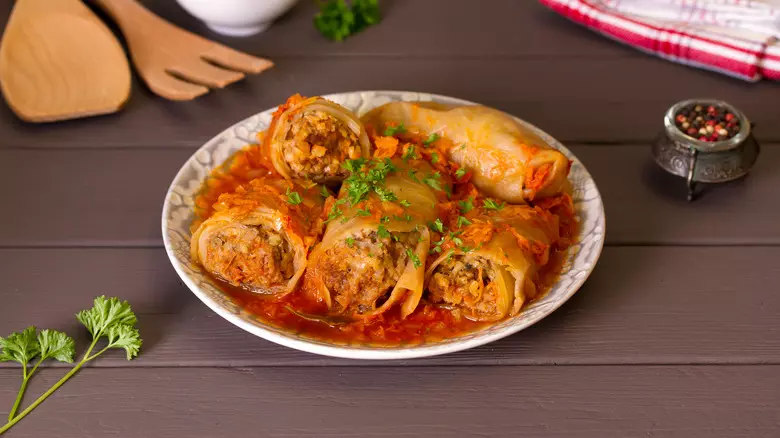 rollos de col rellenos en salsa de tomate