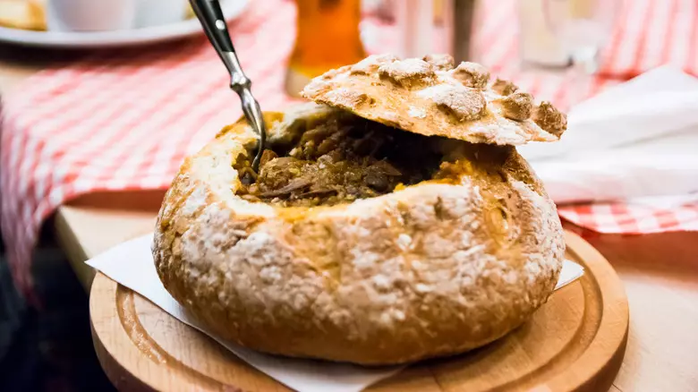 bigos en un tazón de pan