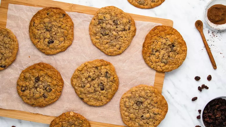 Galletas de avea e pasas asadas a bordo