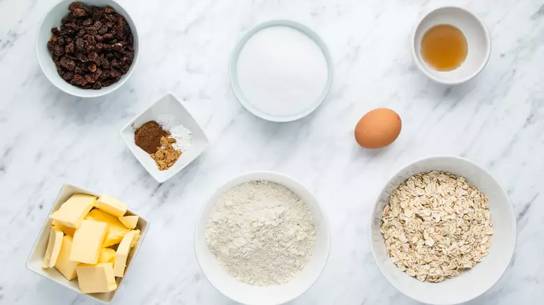 ສ່ວນປະກອບສໍາລັບ cookies oatmeal crispy raisin