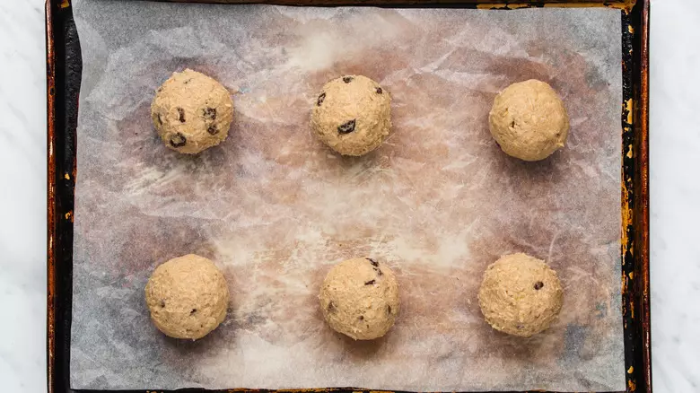 bolas de masa de galletas na bandexa