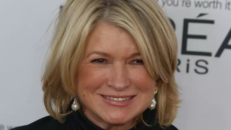 Martha Stewart šypsosi renginyje