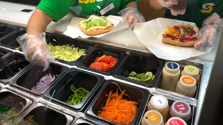 Employés du métro préparant des sandwichs