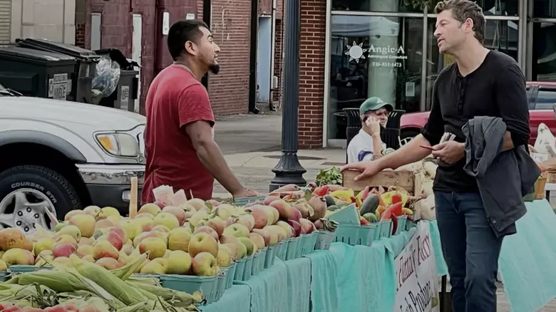 Collins kauft auf einem Markt ein