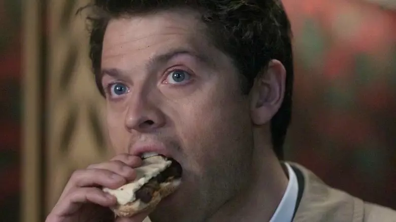 Castiel makan burger