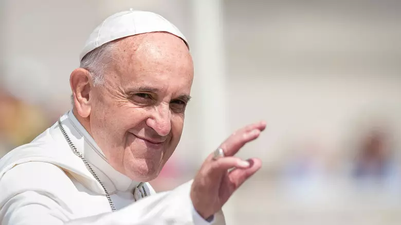 Paus Franciscus wuift nei in mannichte