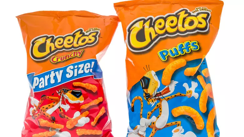I-Cheetos Puffs izikhwama ezibhekene nengemuva elimhlophe