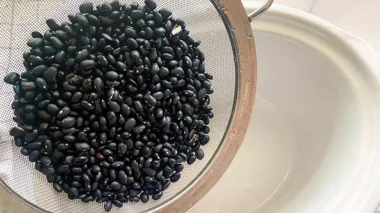 hilaw nga black beans sa strainer