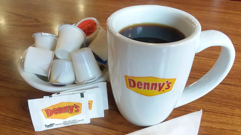 Isang mainit na tasa ng kape ni Denny