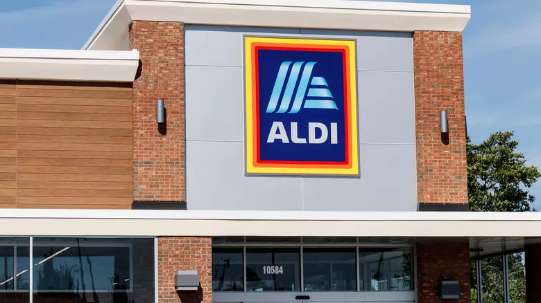 Aldi seinalea eraikinaren kanpoaldean