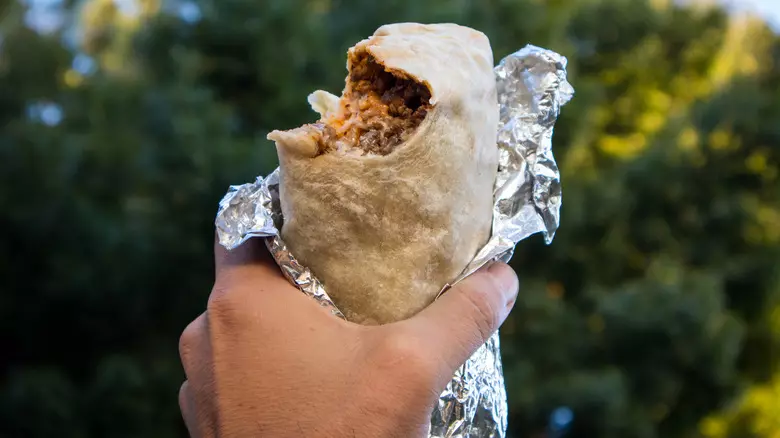 Kädessä burrito