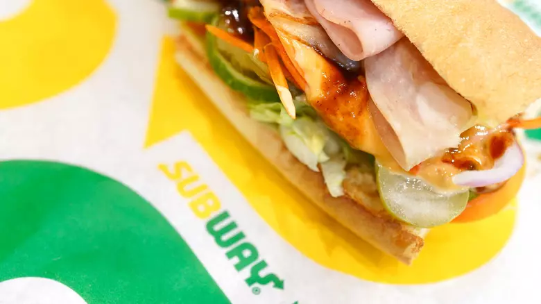 Subway sandwich op groen en geel papier