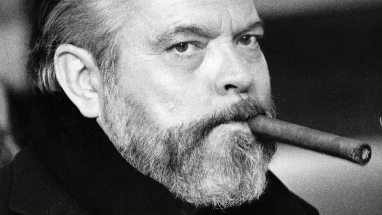 Orson Welles cixareyê dikişîne